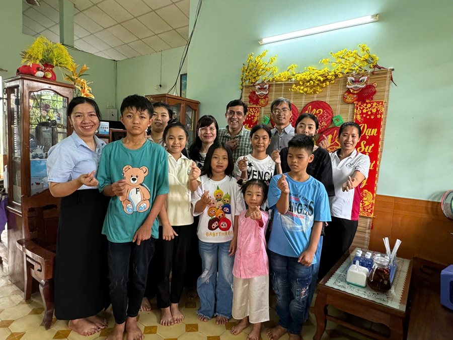 Chuyến công tác tại Việt Nam của ông Amit Gulati - Đại diện Làng trẻ em ...